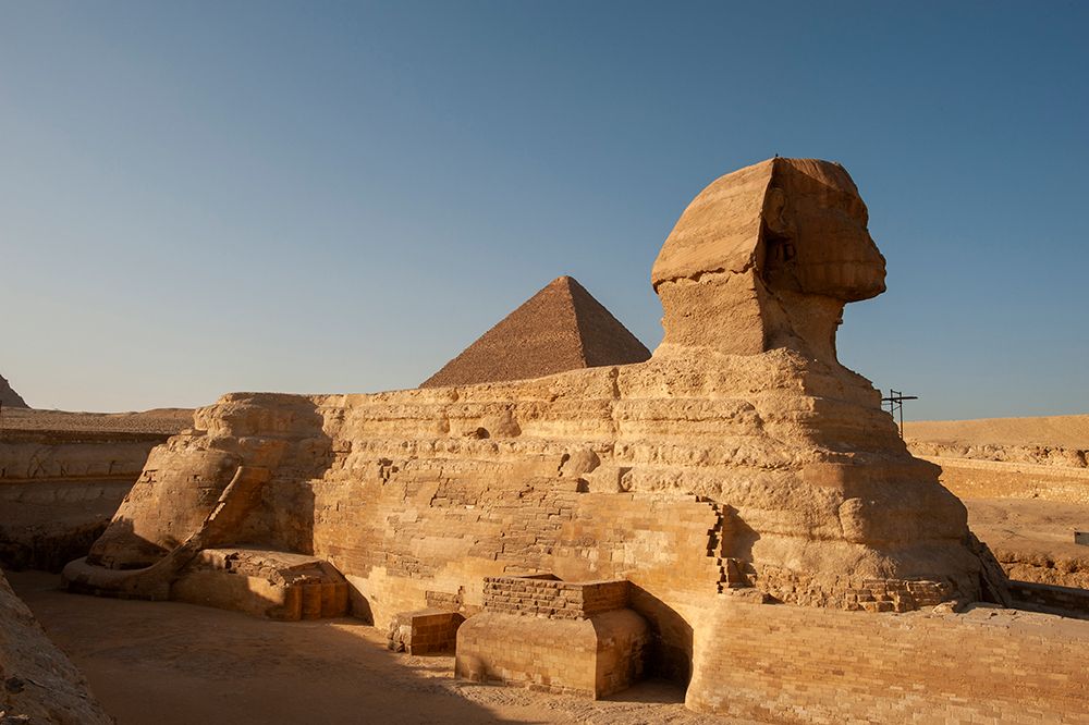 Africa, Egypt, Giza. Side view of the famous sphinx statue in Giza ...