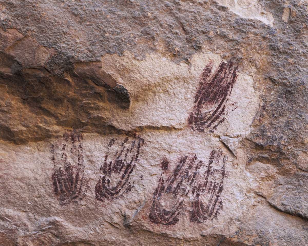 TX Hand-print pictographs in Panther Cave - Art De Coeur